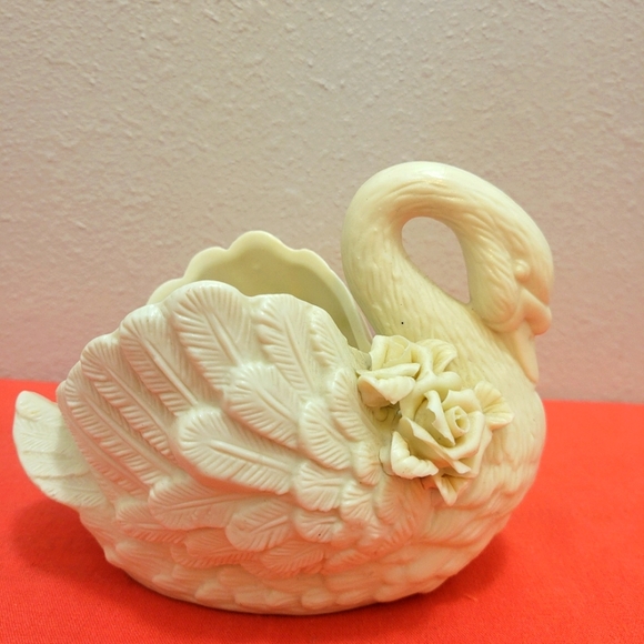 Art | Elegant Cream Swan Sculpture | Poshmark